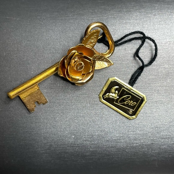 Coro | Jewelry | Coro Pegasus Skeleton Key With A Rose In Gold Tone ...